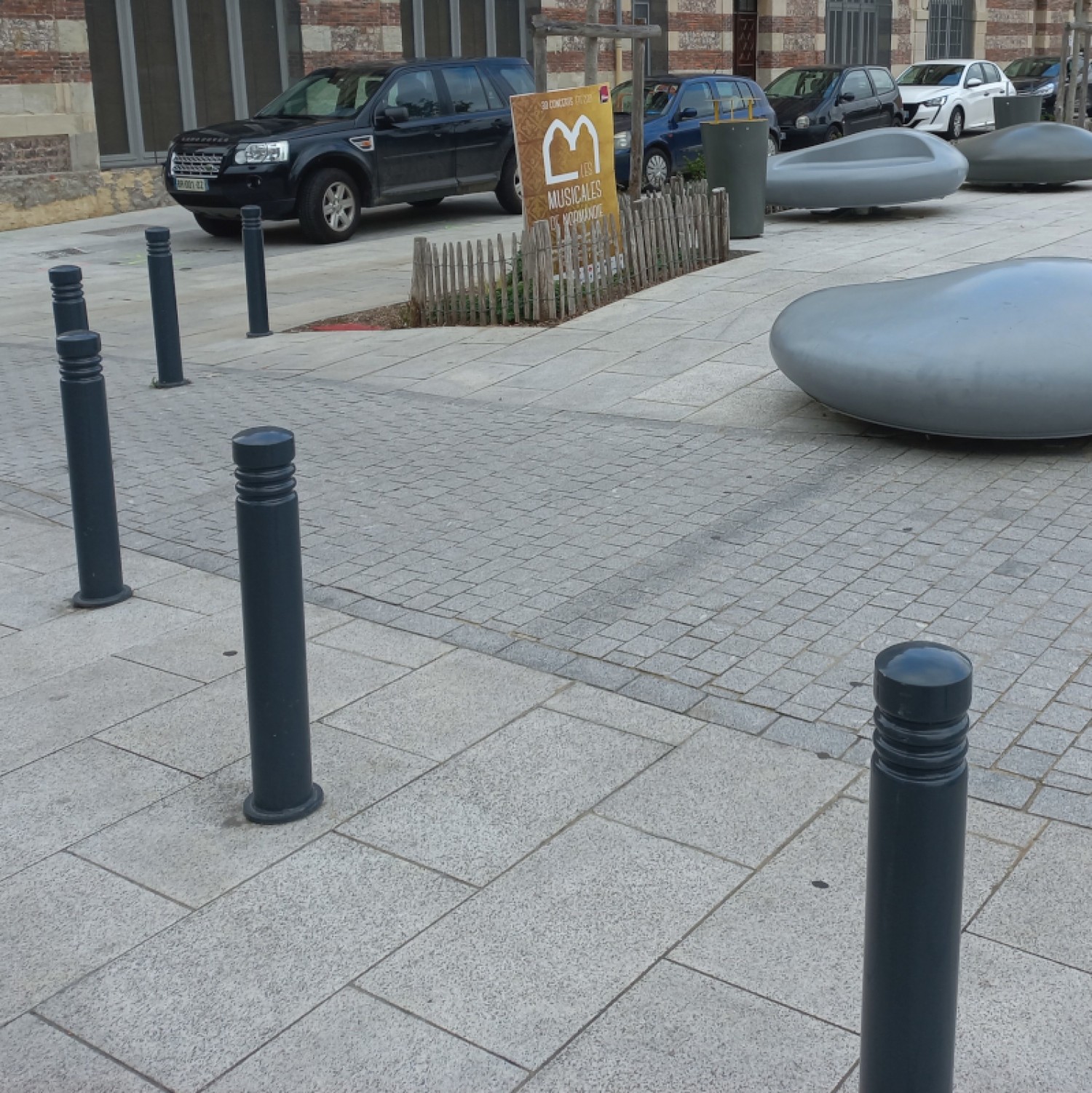 Actus Mobilier Urbain - Produit Potelet anti-stationnement Grand ...